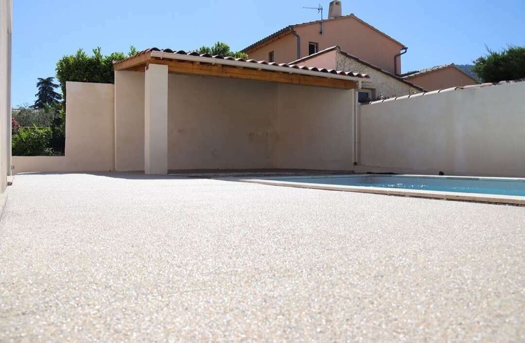 Terrasse en Résine à Robion (84) - Design et Durabilité