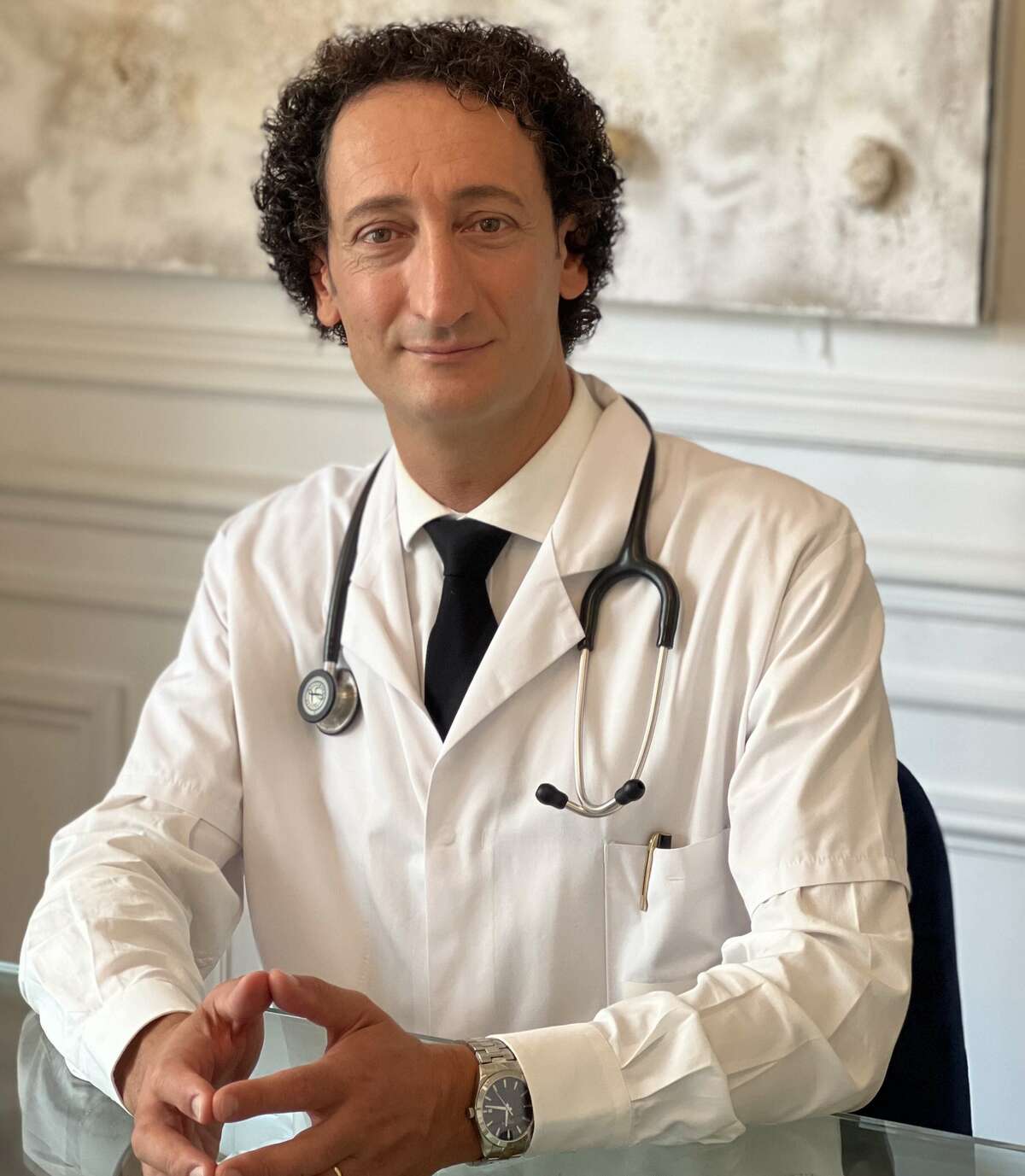 À propos du Docteur Édouard Karoubi, gériatre à Paris
