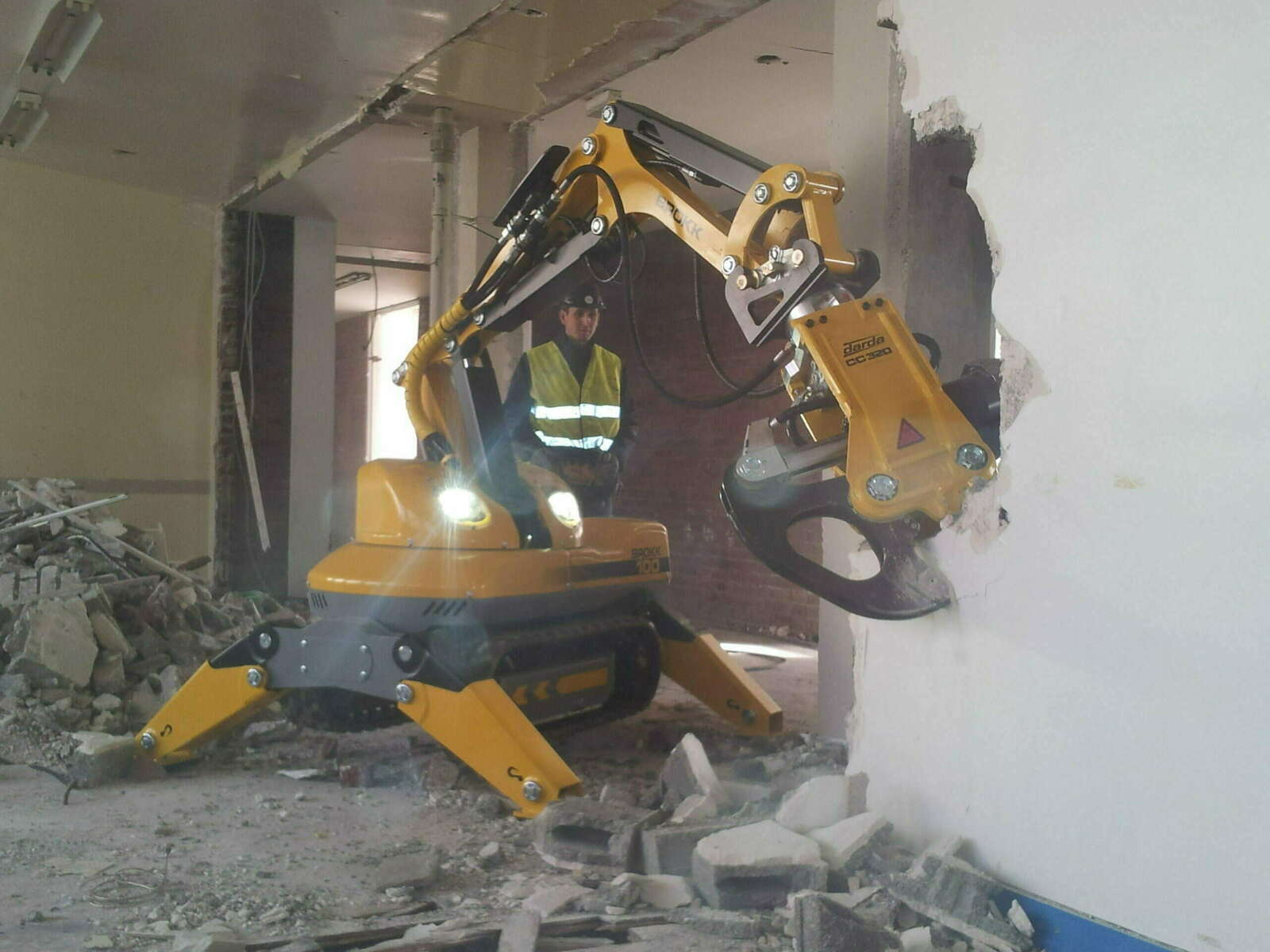 Démolition au Brokk en Île-de-France - MC Carottage