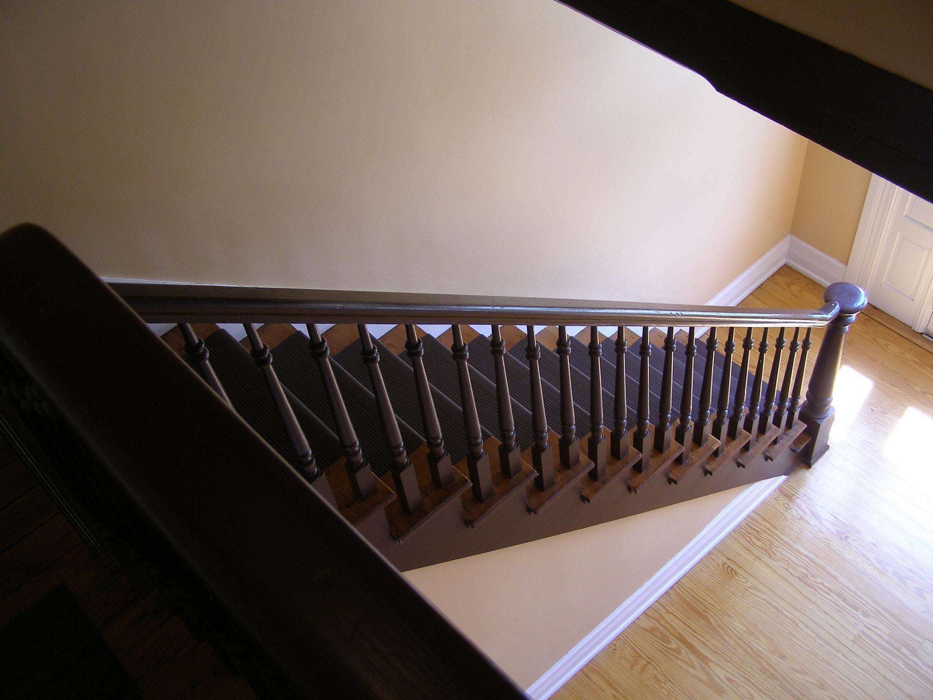 Fabrication escalier en bois sur-mesure à Tours (37000)