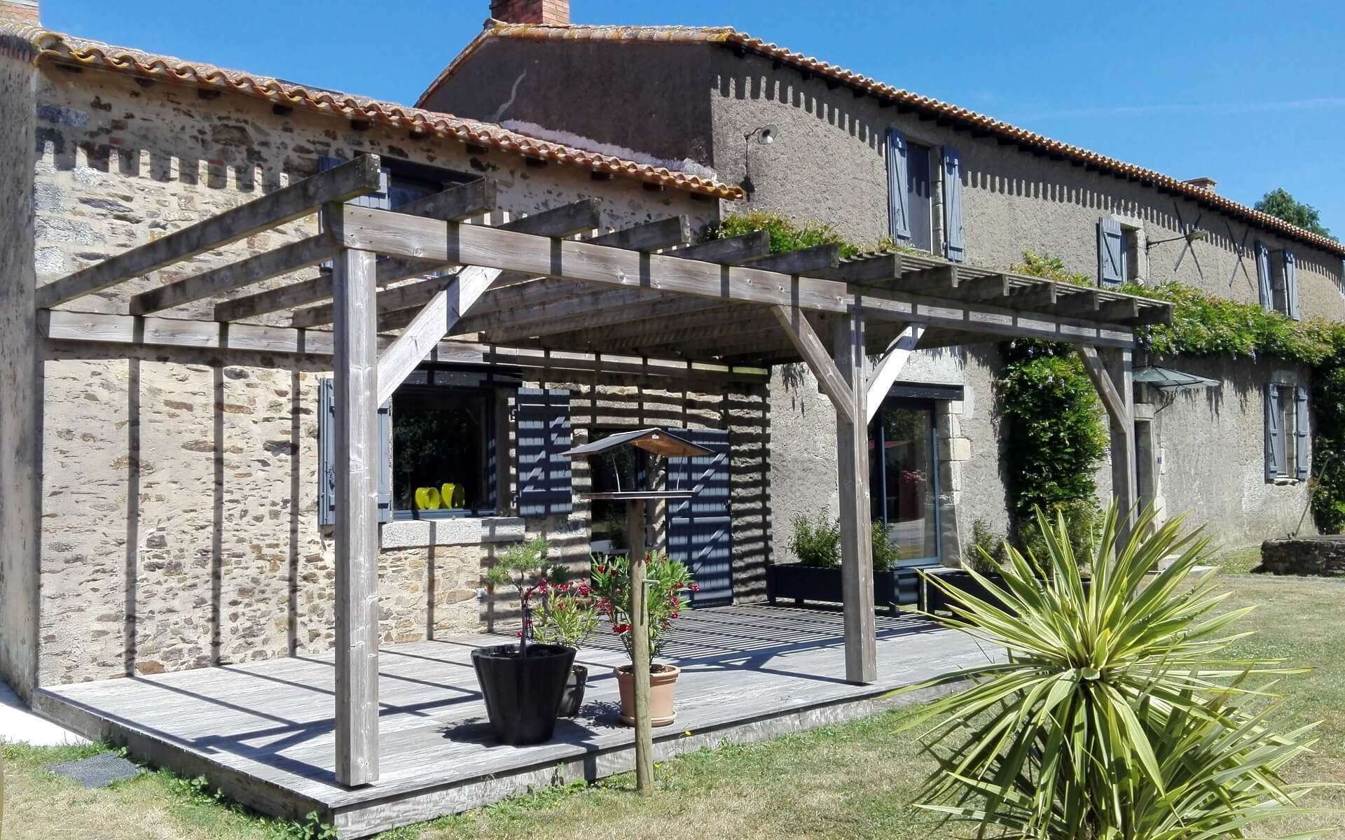 Aménagement extérieur : terrasse, préau, pergola
