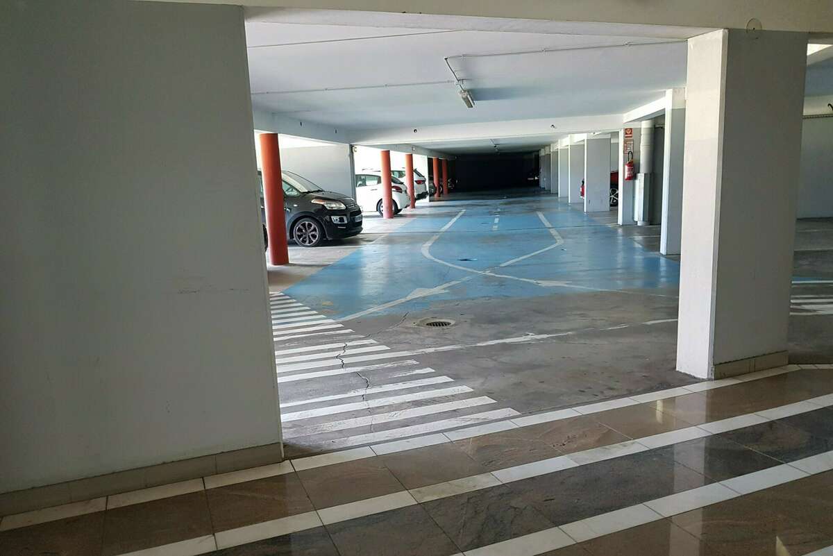 Parking privé sécurisé | Centre d'affaires CADJEE Parking privé sécurisé | Centre d'affaires CADJEE