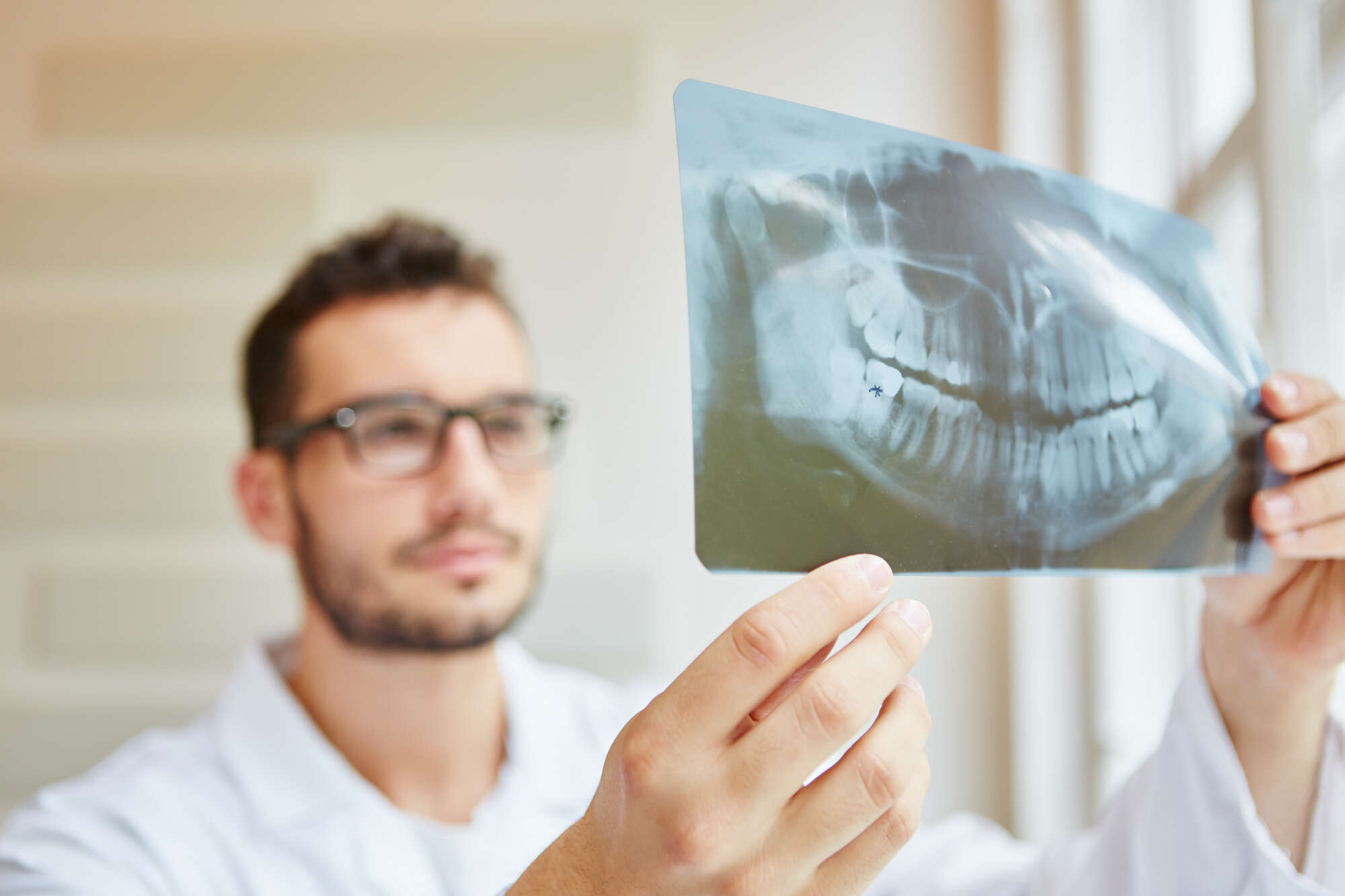 Est-il normal que les dents se déplacent avec l’âge