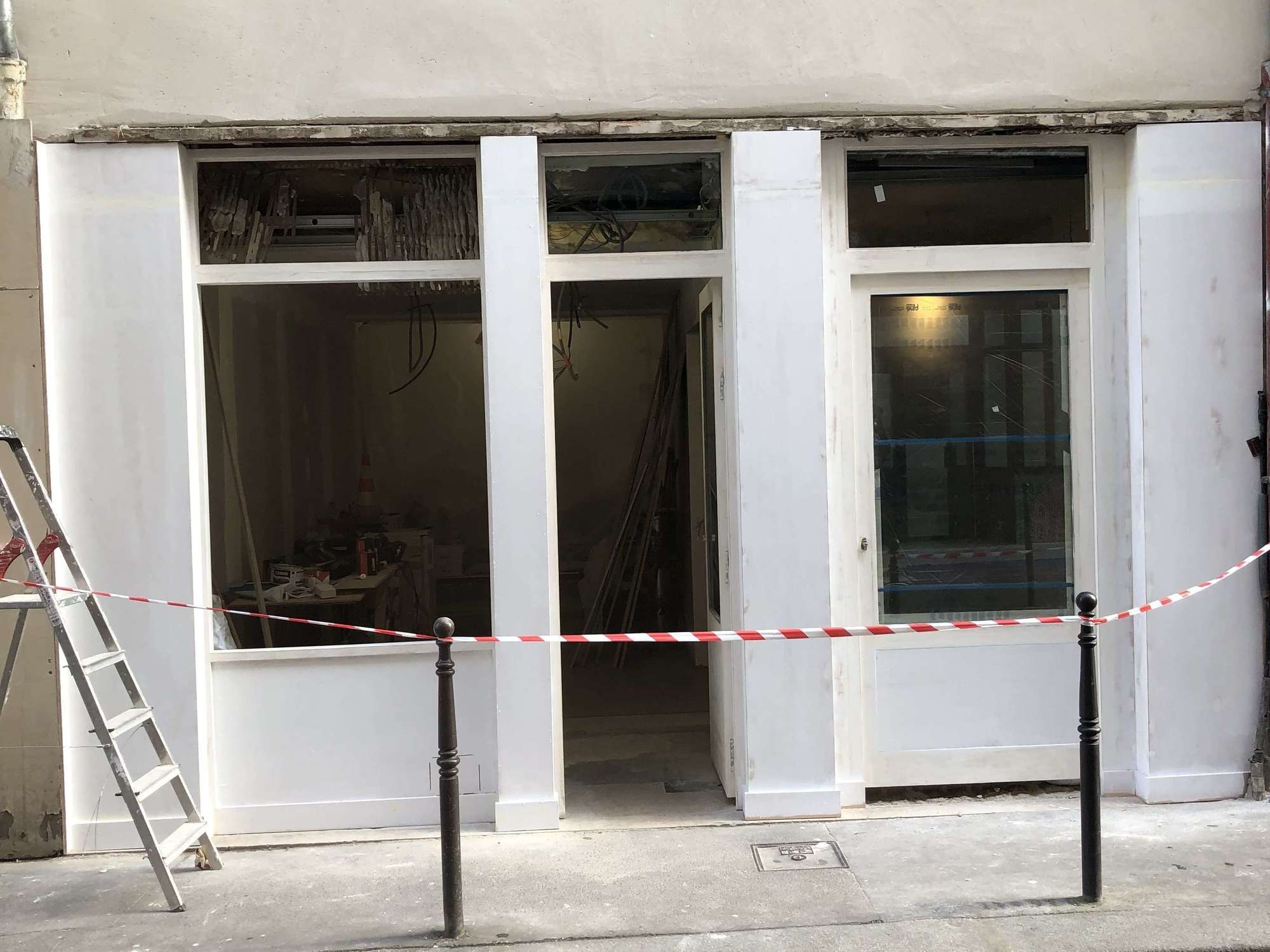 Photos de façades devantures vitrines en bois sur mesure - AMF Menuiserie