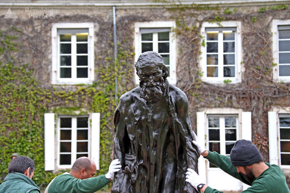 The arrival of the statue of Rodin at the castle of Laàs | News