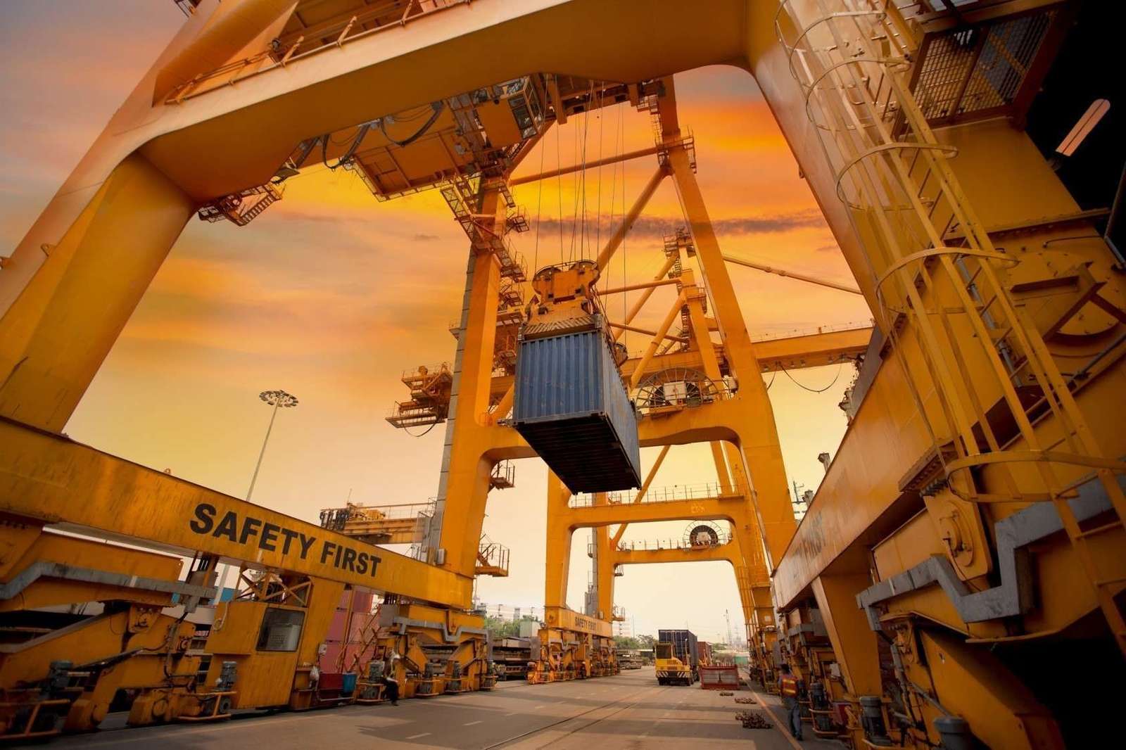 Fret Maritime : Les engins de manutention portuaire | Newsroom